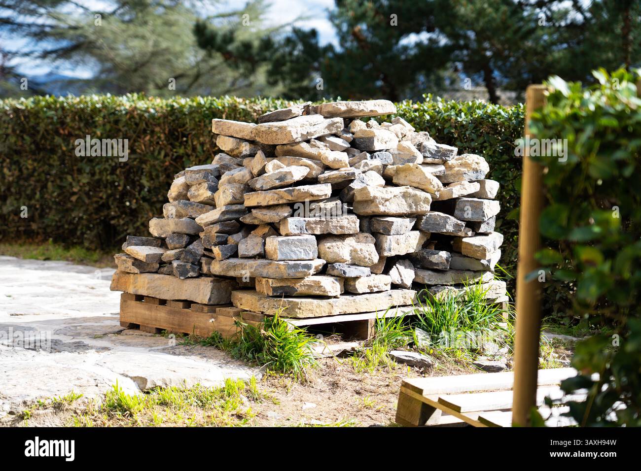 Pallet stacked facing stone hi-res stock photography and images - Alamy