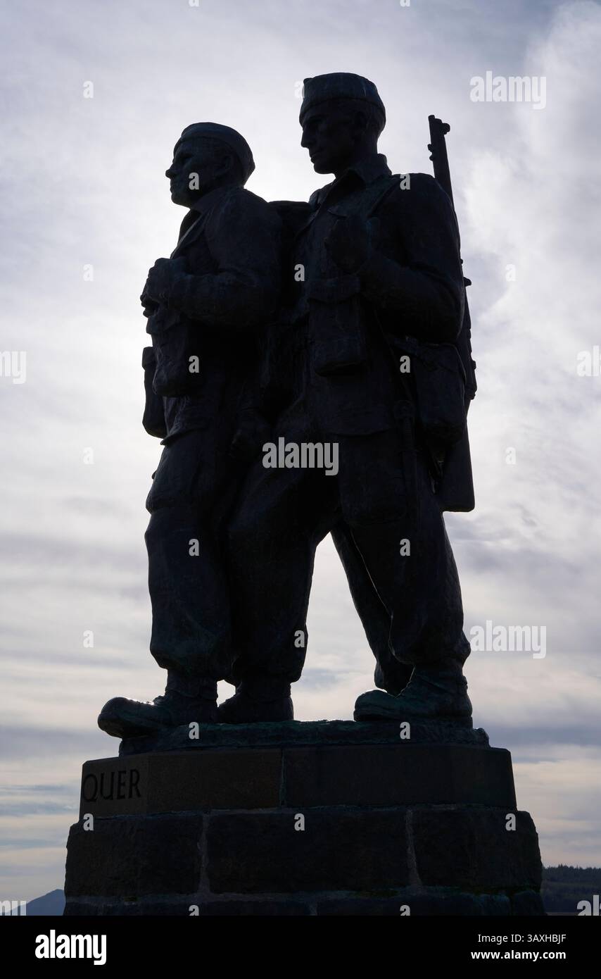 Back-lit statues of soldiers on plinth of Commando Memorial Stock Photo ...