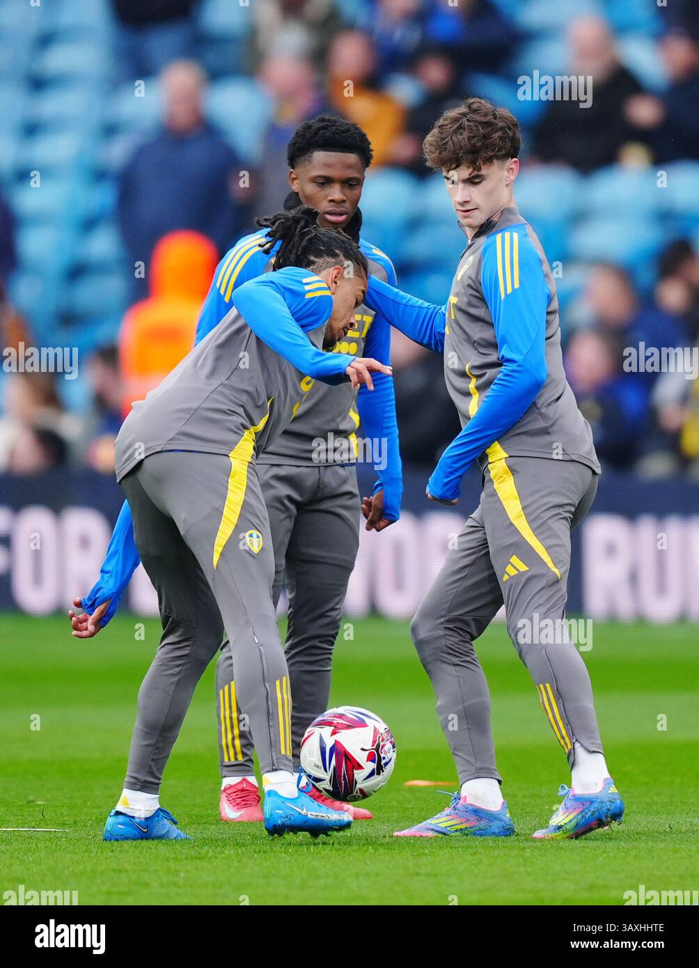 Leeds United's Harry Gray (right) warms up before the Sky Bet ...