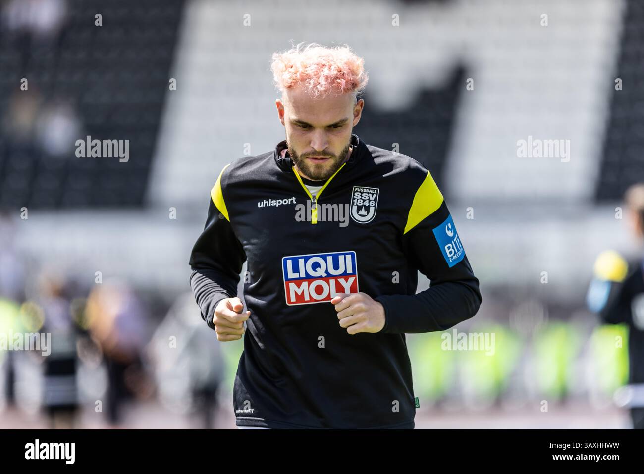 Ulm, Deutschland. 20th Apr, 2025. #32 Philipp Strompf (SSV Ulm 1846 ...