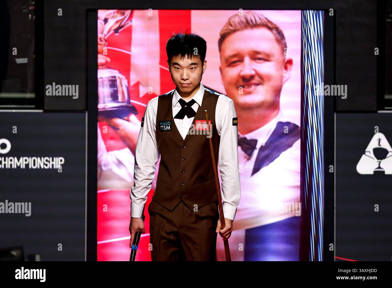 Fan Zhengyi smiles as he enters the arena of play during the 2025 Halo ...