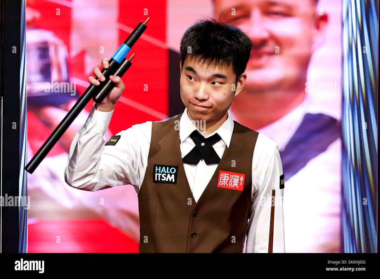 Sheffield, UK. 21st Apr, 2025. Fan Zhengyi smiles and waves as he ...