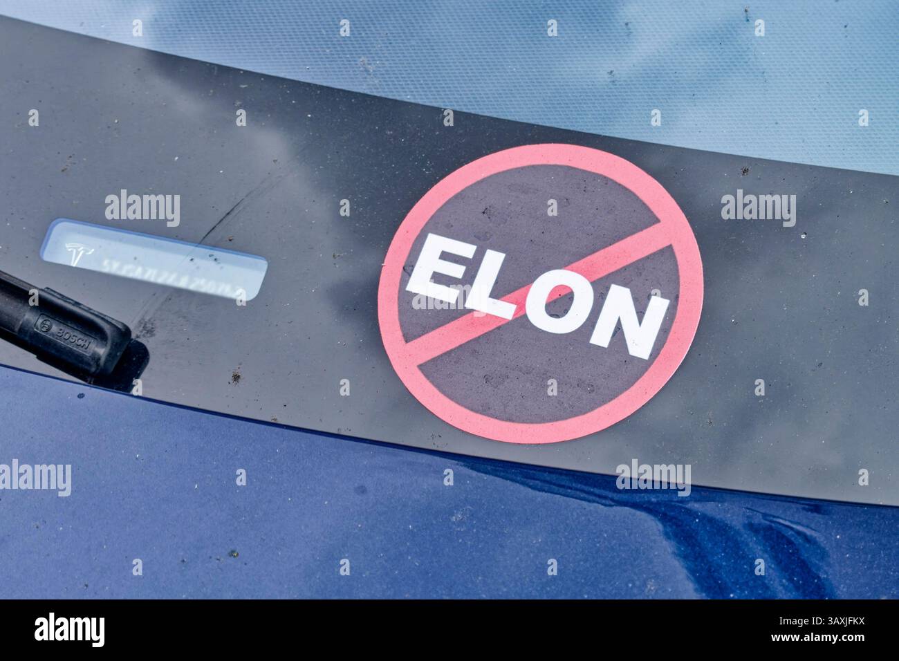 Anti Elon Aufkleber, Protest von Tesla Besitzern gegen Elon Musk ...