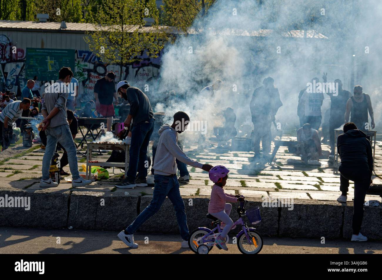 Mauerpark in Prenzlauer Berg, Frühling in Berlin, Grillpülatz, Berlin ...