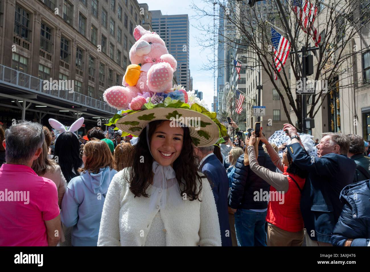 New York, United States. 20th Apr, 2025. A person wears an elaborate ...