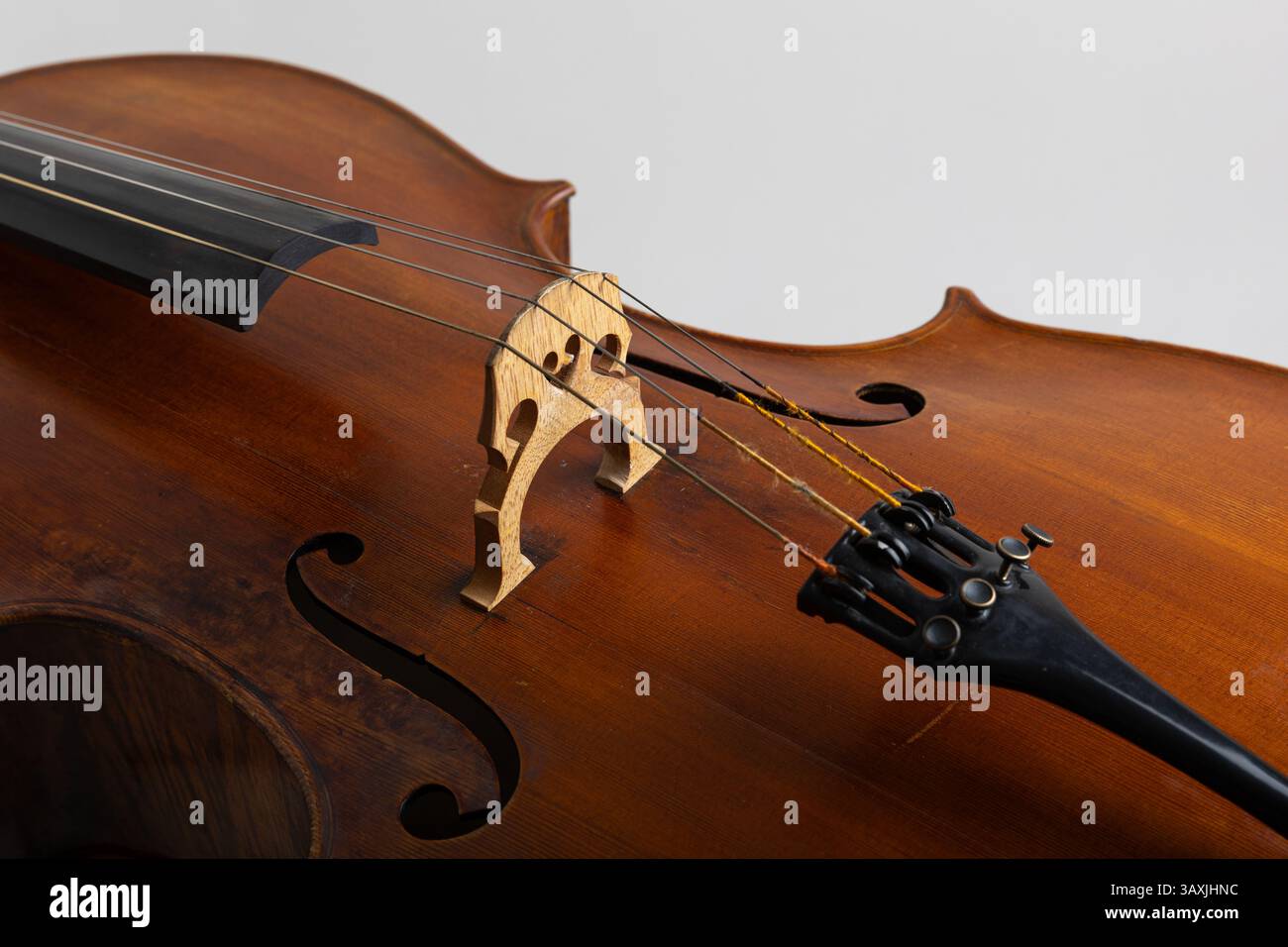 Detailed studio close-up of a classical cello showing the body and ...