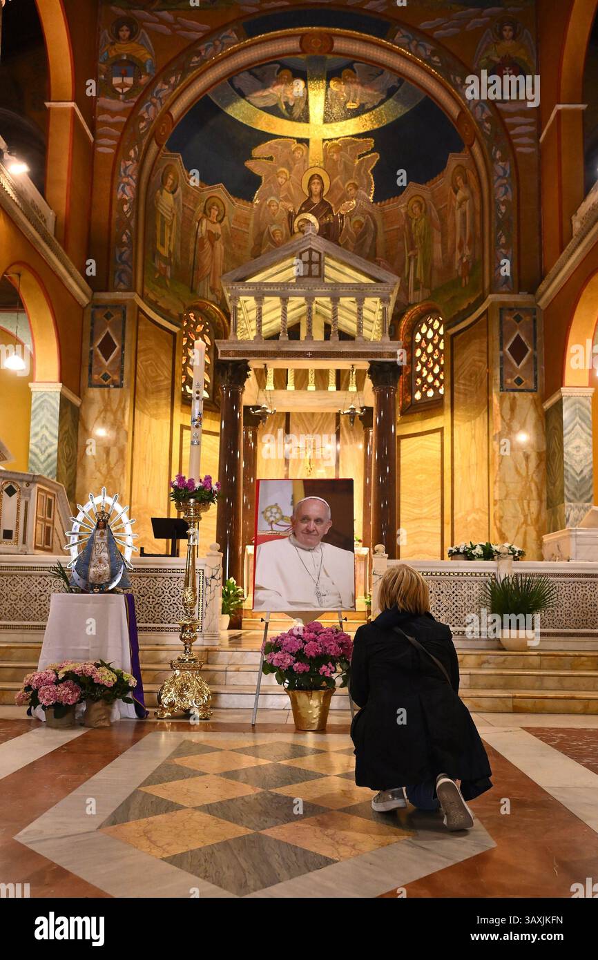 News - Pope Francis Dies At Easter Faithful on pilgrimage for the death ...