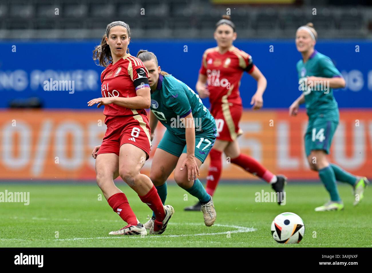 Leuven, Belgium. 21st Apr, 2025. Laura Miller (6) of Standard and Karlijn Helsen (17) of ...