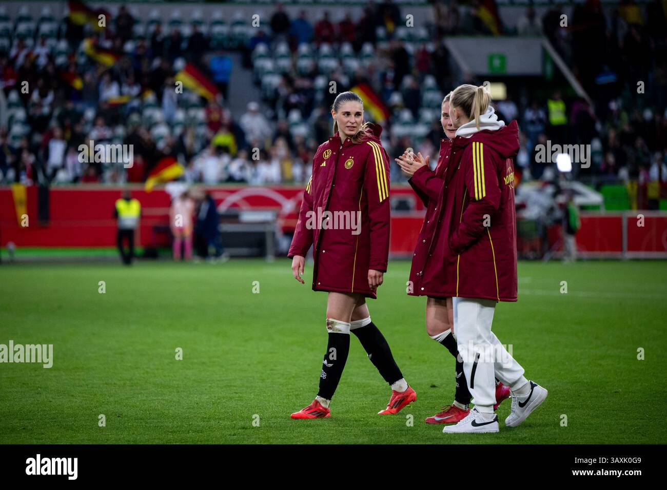 Jule Brand (Deutschland, #22) und Team jubeln ueber den Sieg, GER ...