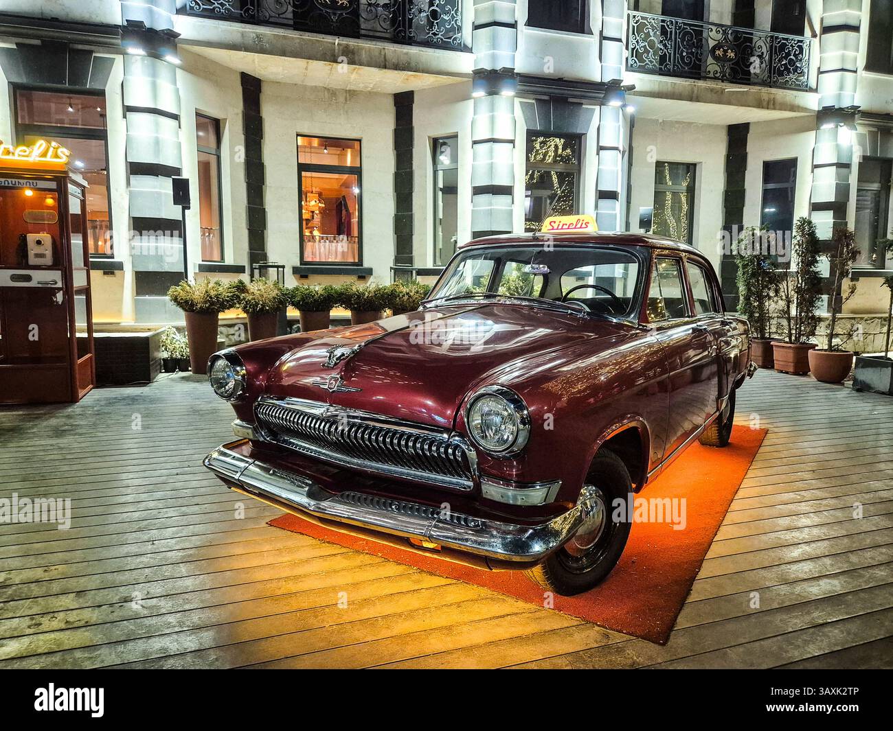 Night start old cars hi-res stock photography and images - Alamy