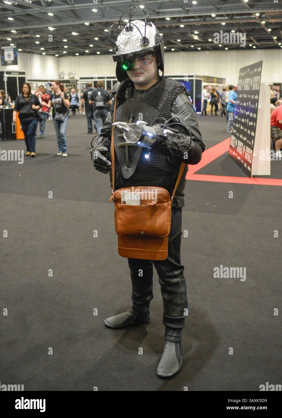 Star Trek fans dress up as characters of the series at "Destination ...