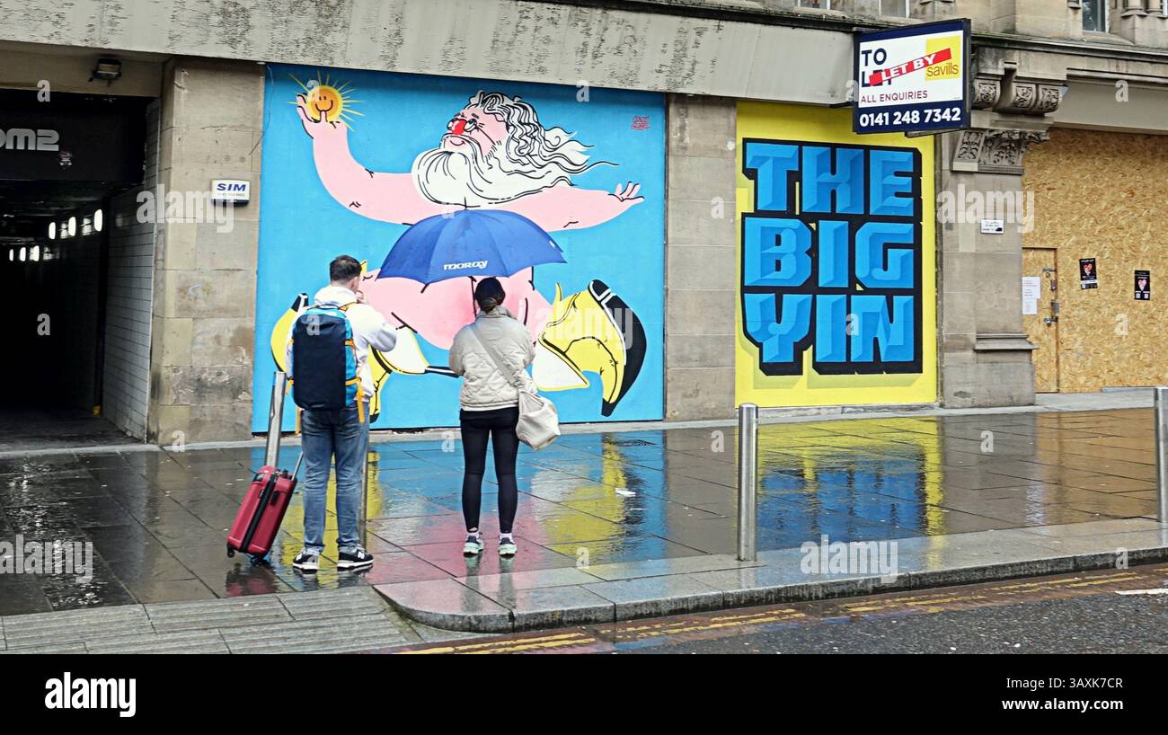 Glasgow, Scotland, UK. 21st April, 2025. UK Weather: The billy connolly ...