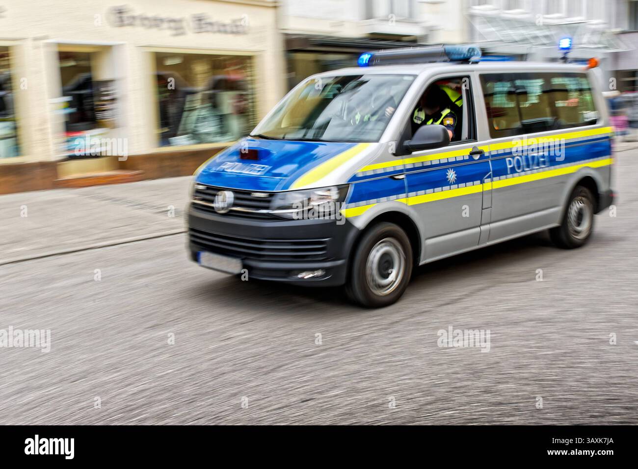 Im Einsatz. Das Polizeifahrzeug ist schon unterwegs. Traunstein Bayern ...