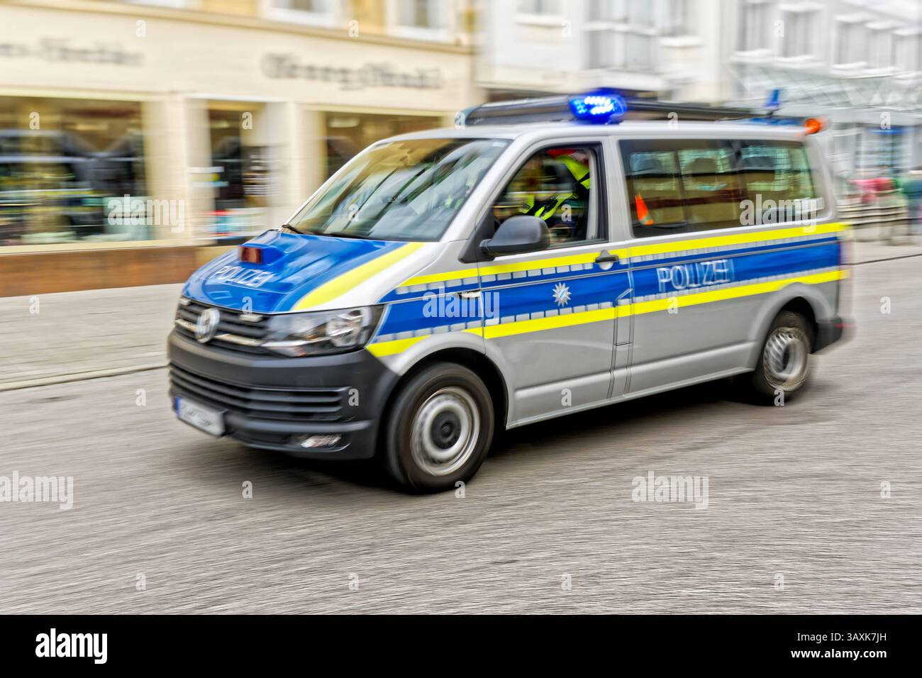 Im Einsatz. Das Polizeifahrzeug ist schon unterwegs. Traunstein Bayern ...