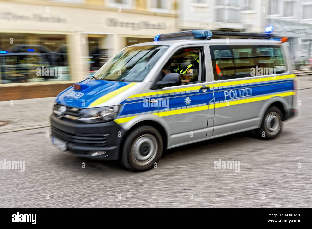 Im Einsatz. Das Polizeifahrzeug ist schon unterwegs. Traunstein Bayern ...