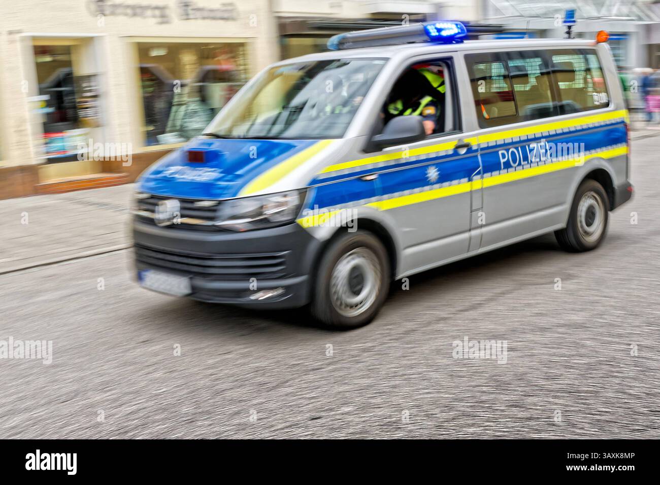 Im Einsatz. Das Polizeifahrzeug ist schon unterwegs. Traunstein Bayern ...