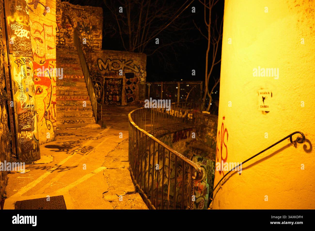 Nighttime urban street view hi-res stock photography and images - Alamy