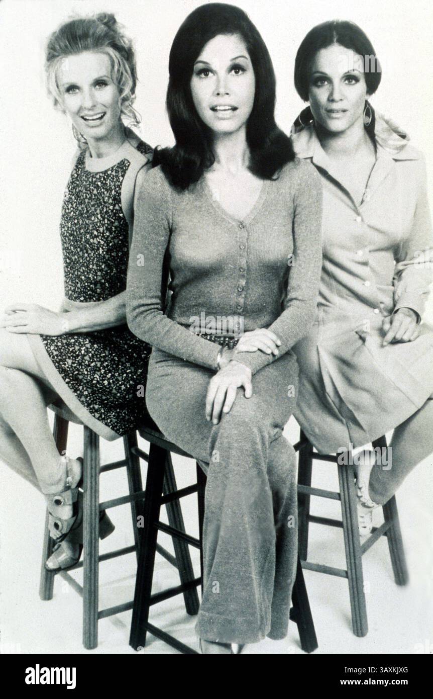 FILE PHOTO 1970: Cast of the 'Mary Tyler Moore Show' actresses CLORIS ...