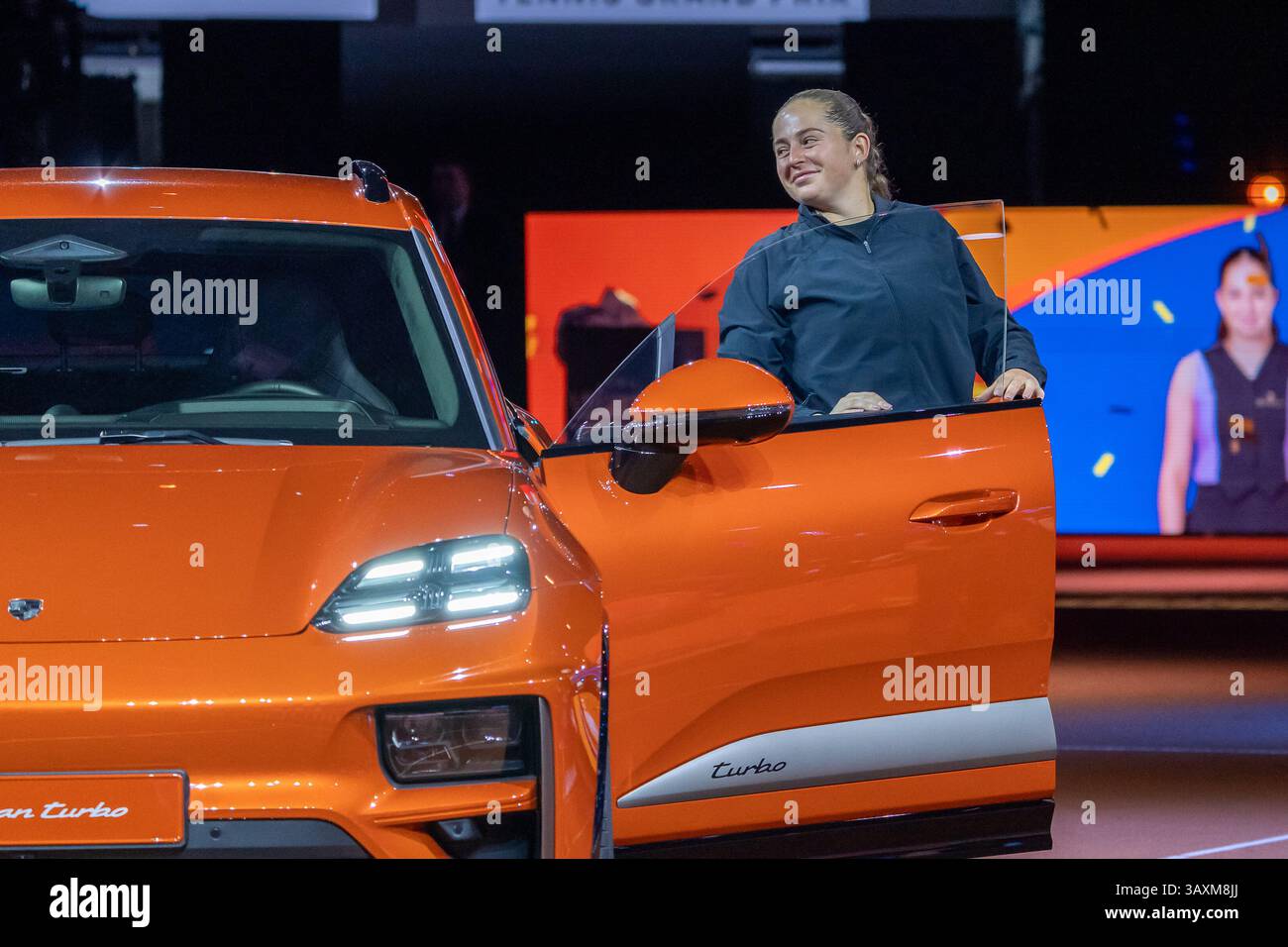 Stuttgart, Deutschland. 21st Apr, 2025. Jelena Ostapenko steigt stolz ...