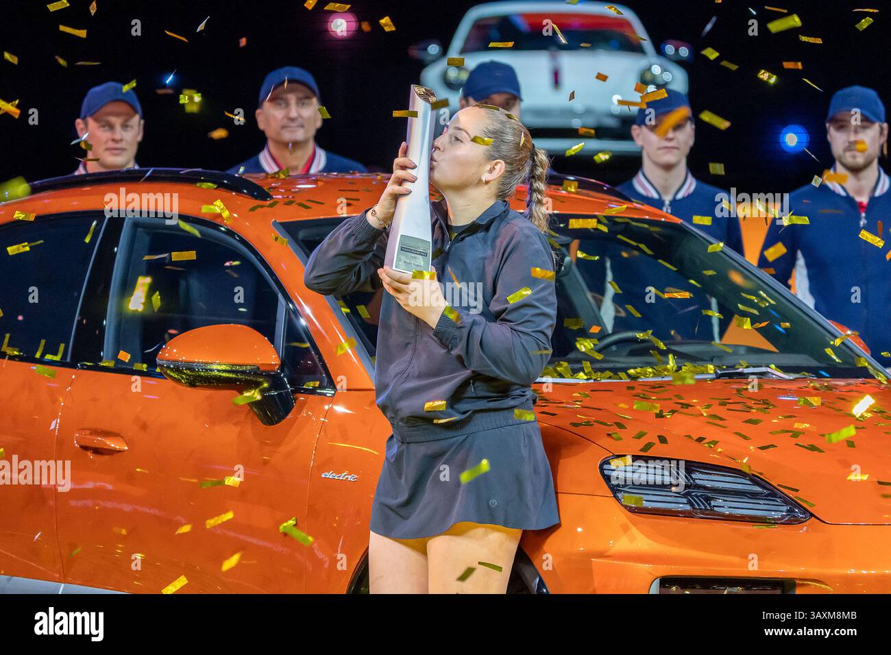 Stuttgart, Deutschland. 21st Apr, 2025. Jelena Ostapenko kuesst ihren ...