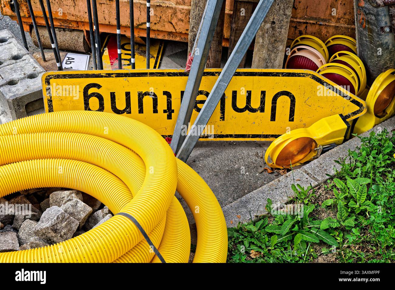 Achtung - bald geht es los Verkehrsschilder für die kommende Baustelle sind schon geliefert ...