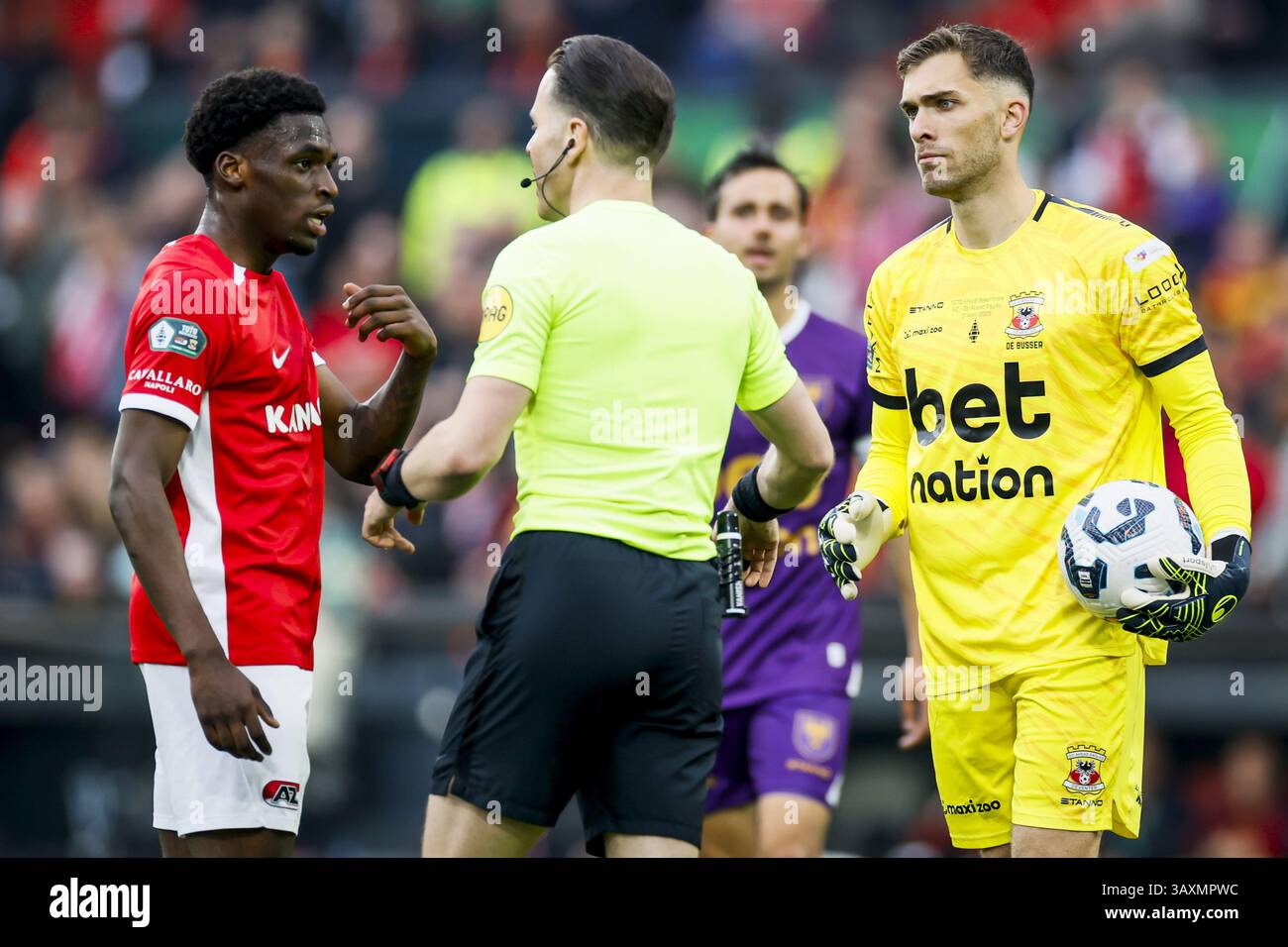 ROTTERDAM - (l-r) Ernest Poku of AZ Alkmaar, Referee Danny Makkelie, Go ...