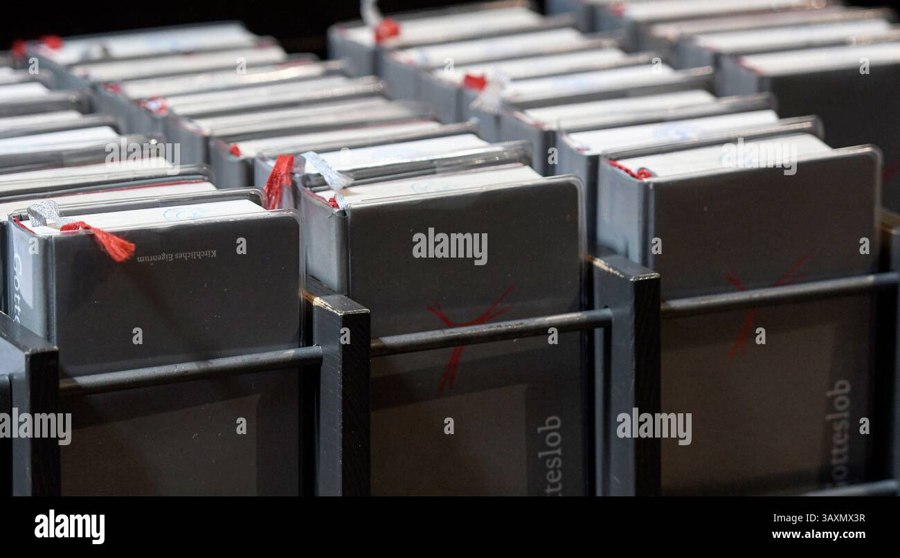 Kirchliche Gesangs-und Gebetsbuecher mit dem Titel Gotteslob im ...