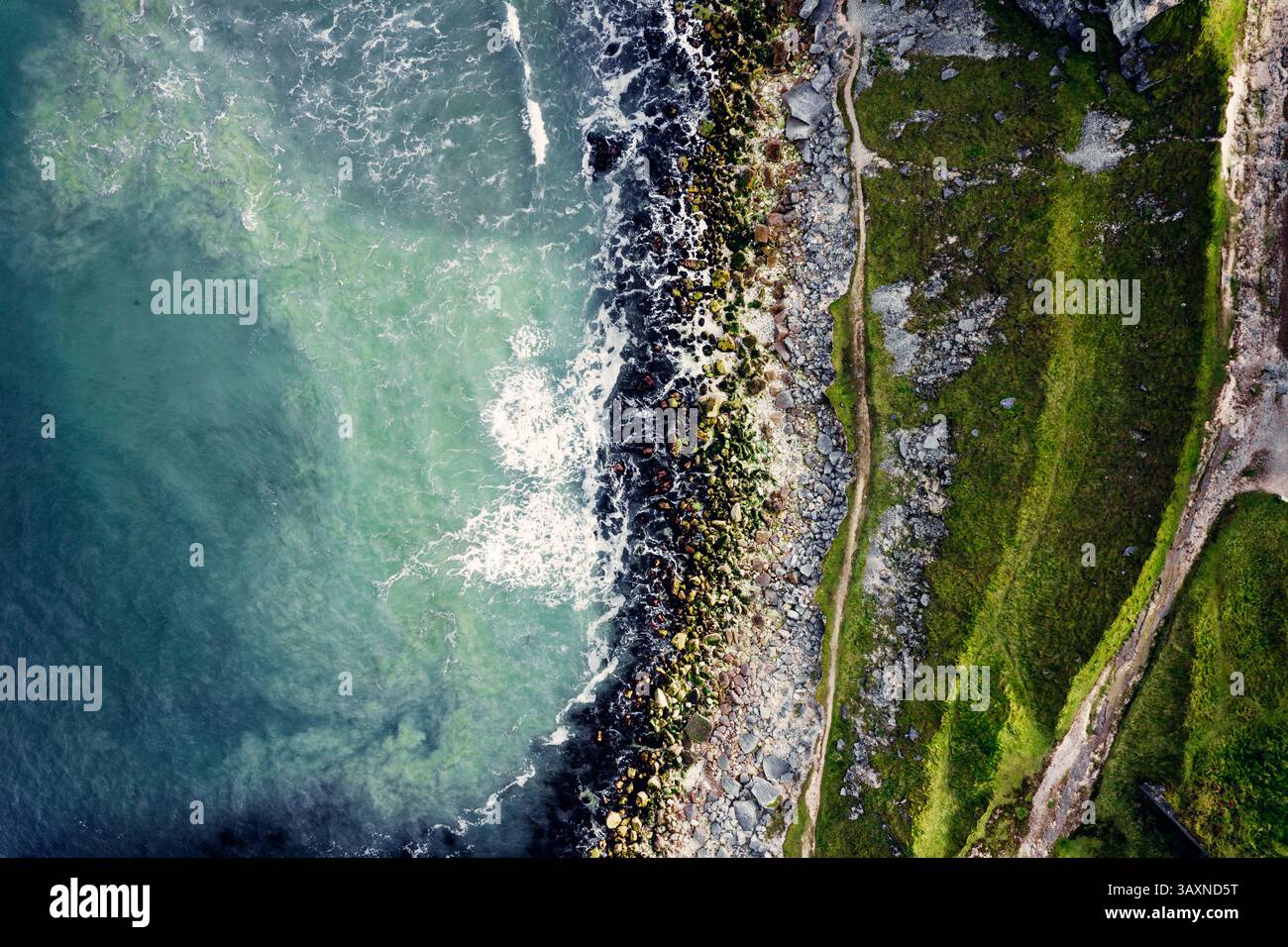 Waves crashing along rocks hi-res stock photography and images - Alamy