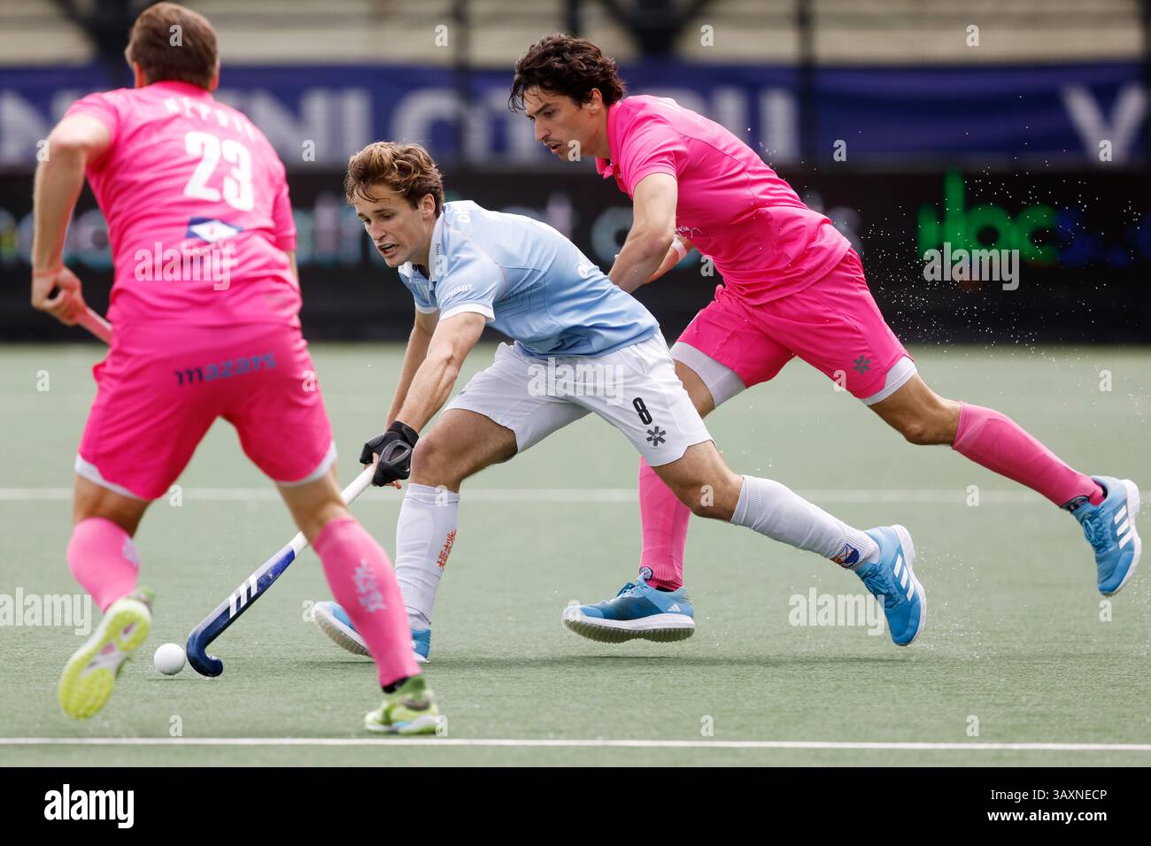 DEN BOSCH - Hockey player Lucas Veen (M) of Bloemendaal in duel with ...