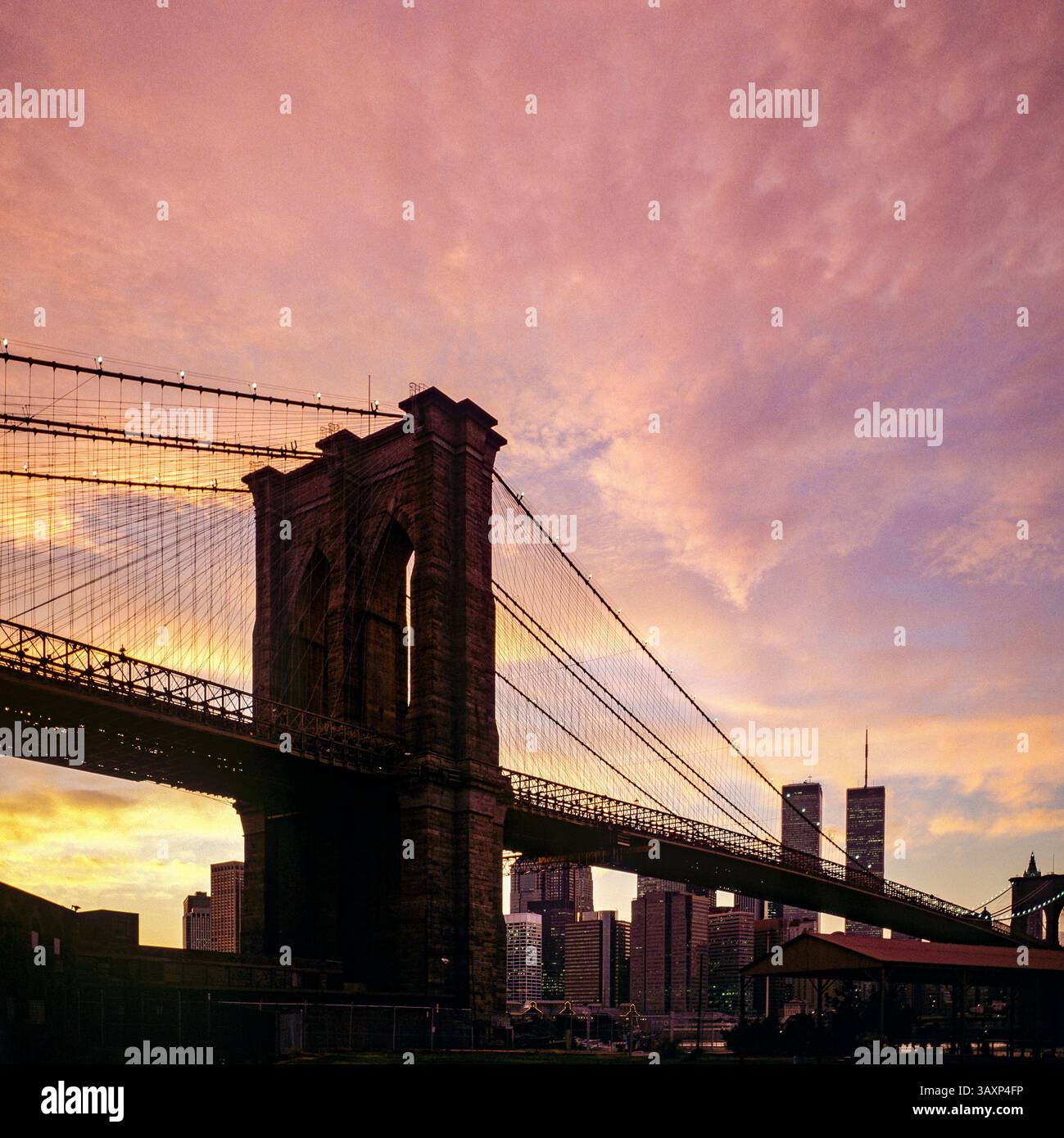 New York, vintage 1990s, lower Manhattan, Brooklyn bridge, WTC World ...