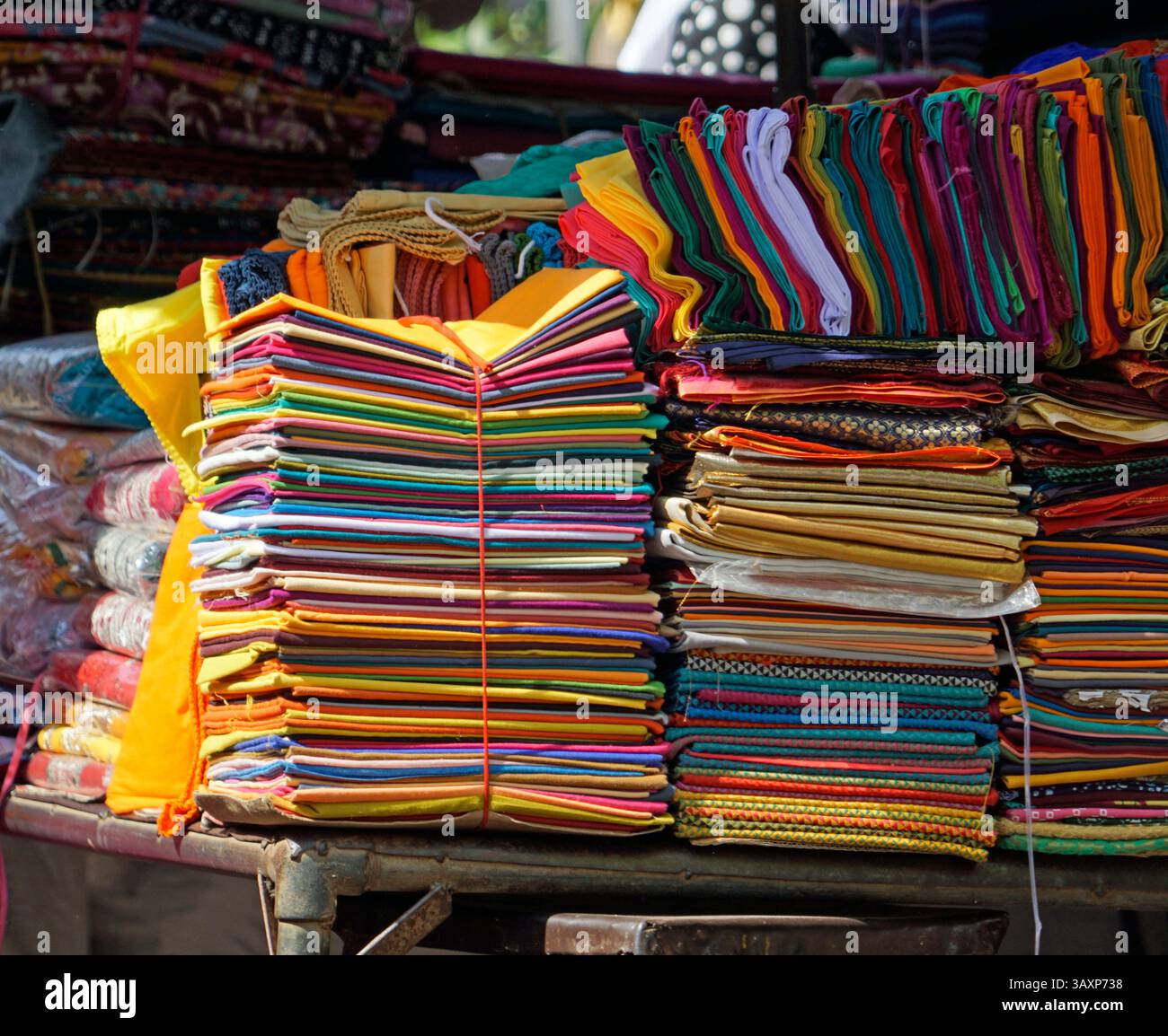 Cloth market mumbai hi-res stock photography and images - Alamy