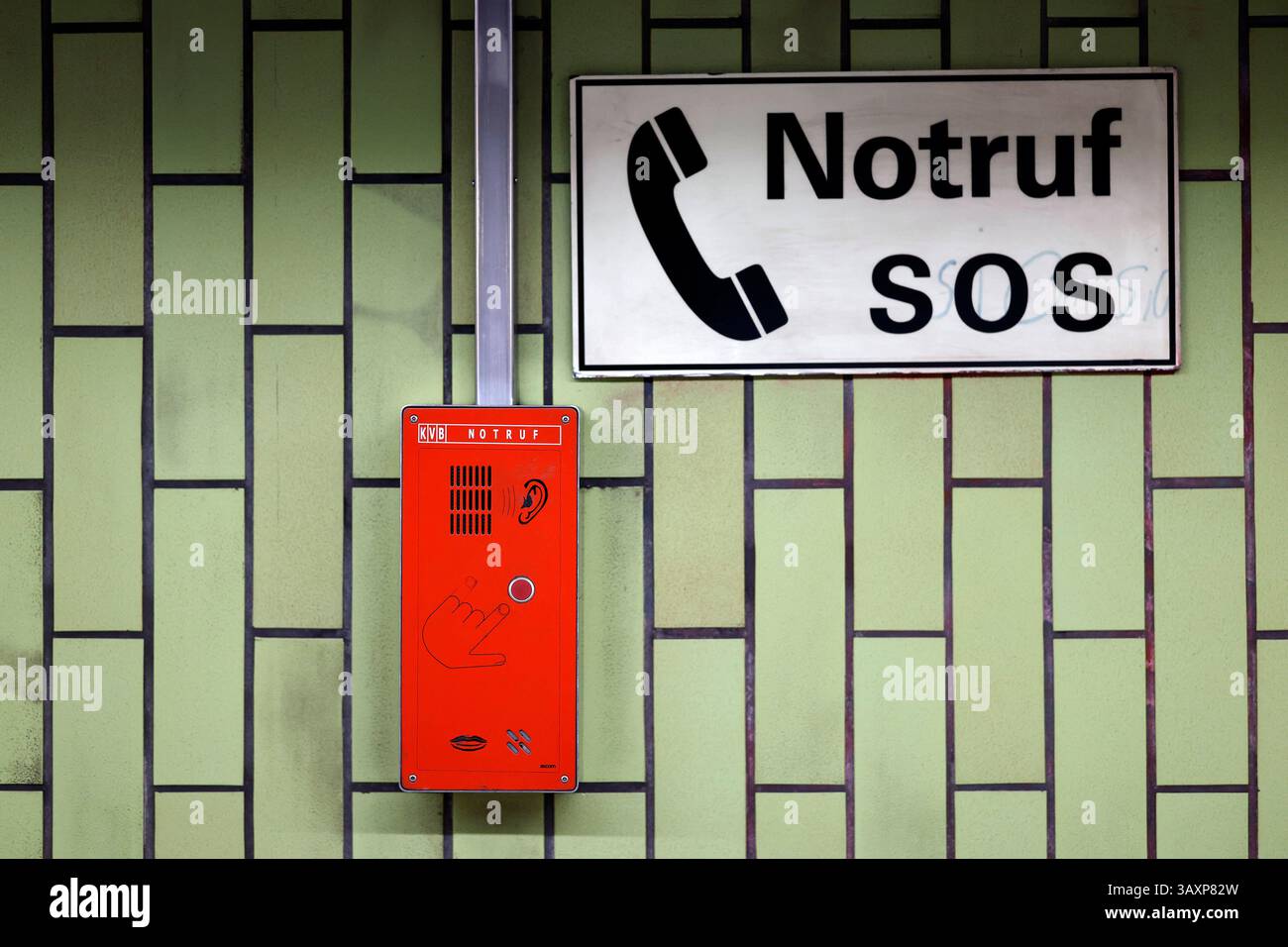 Ein Notruf-Kasten in der KVB-Haltestelle Reichenspergerplatz in Köln ...