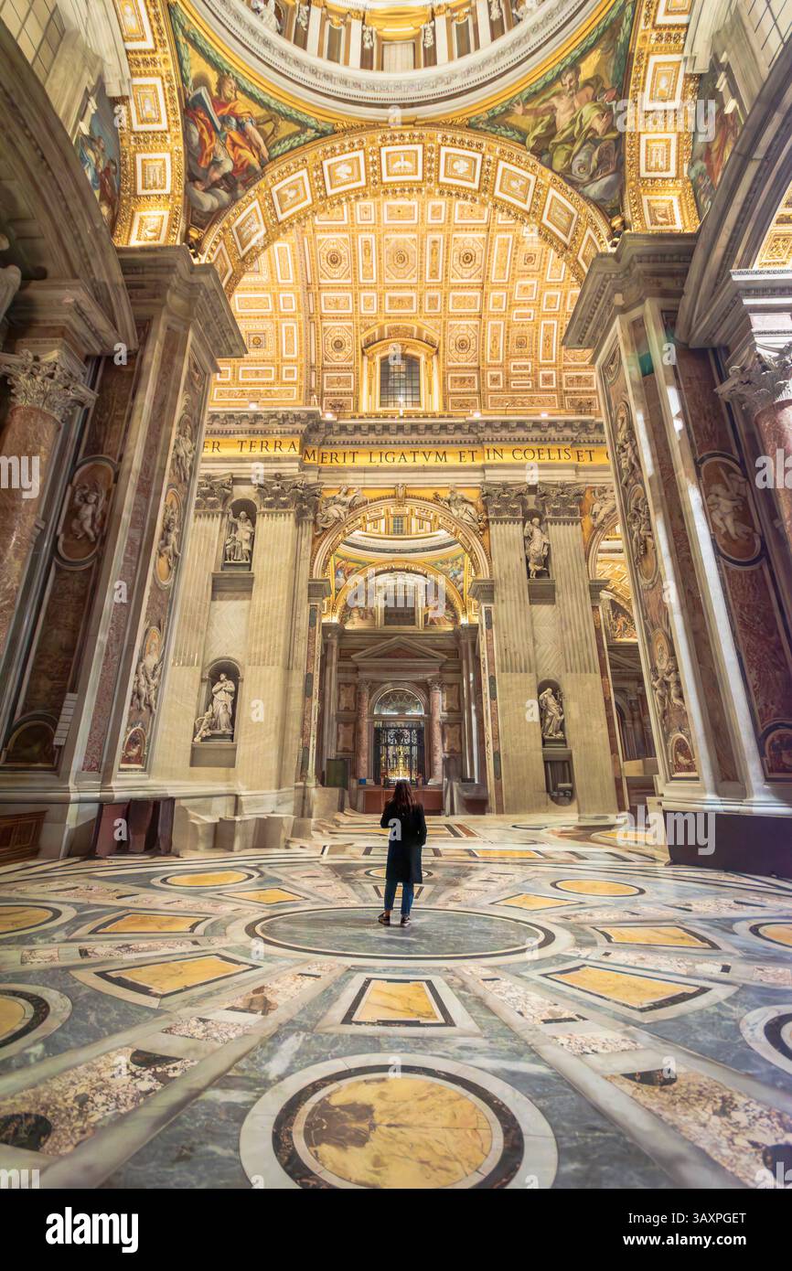 Saint Peter Square, the colonnade and the Basilica Stock Photo - Alamy
