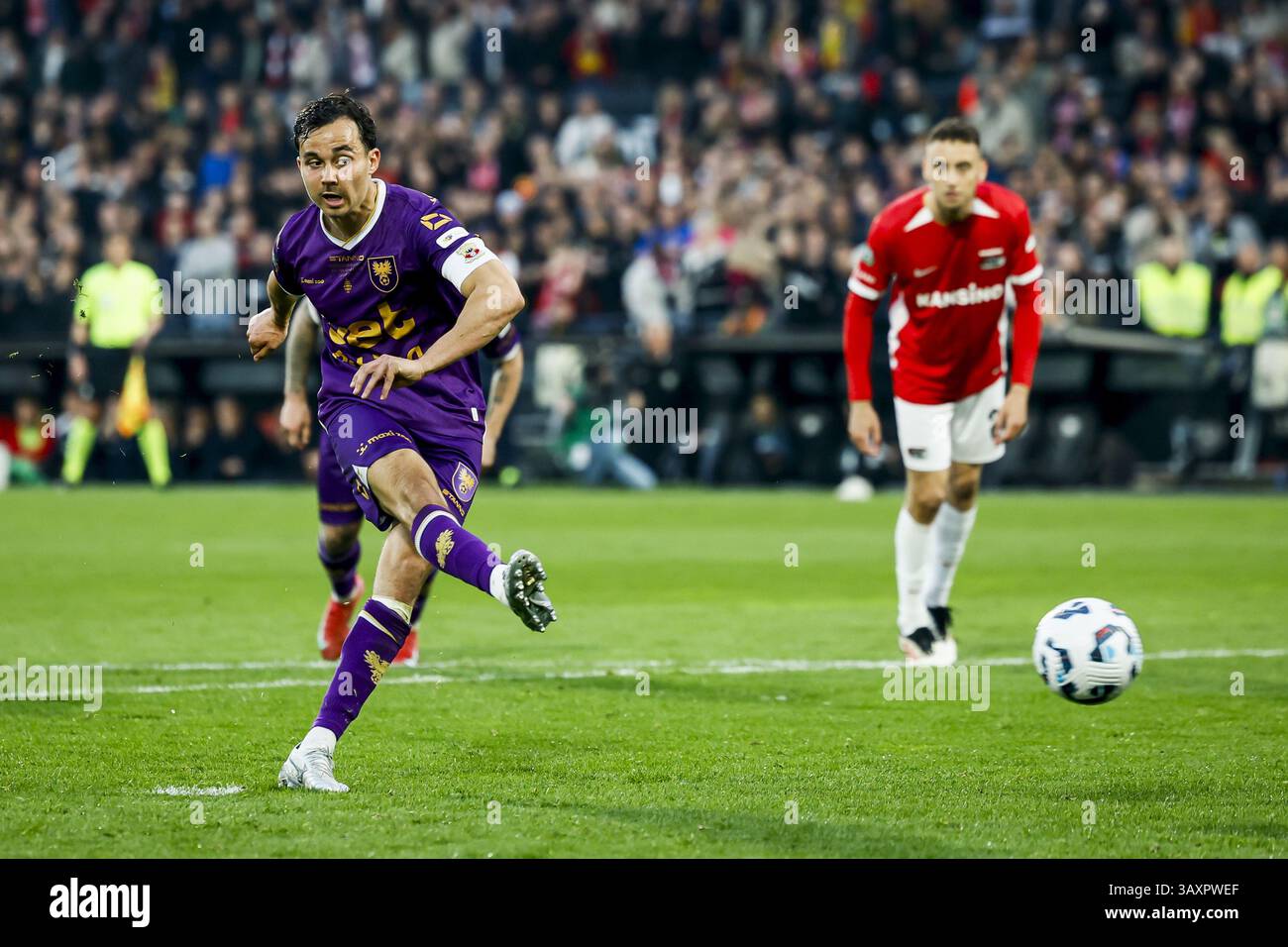ROTTERDAM - Mats Deijl of Go Ahead Eagles scores the 1-1 from a penalty ...