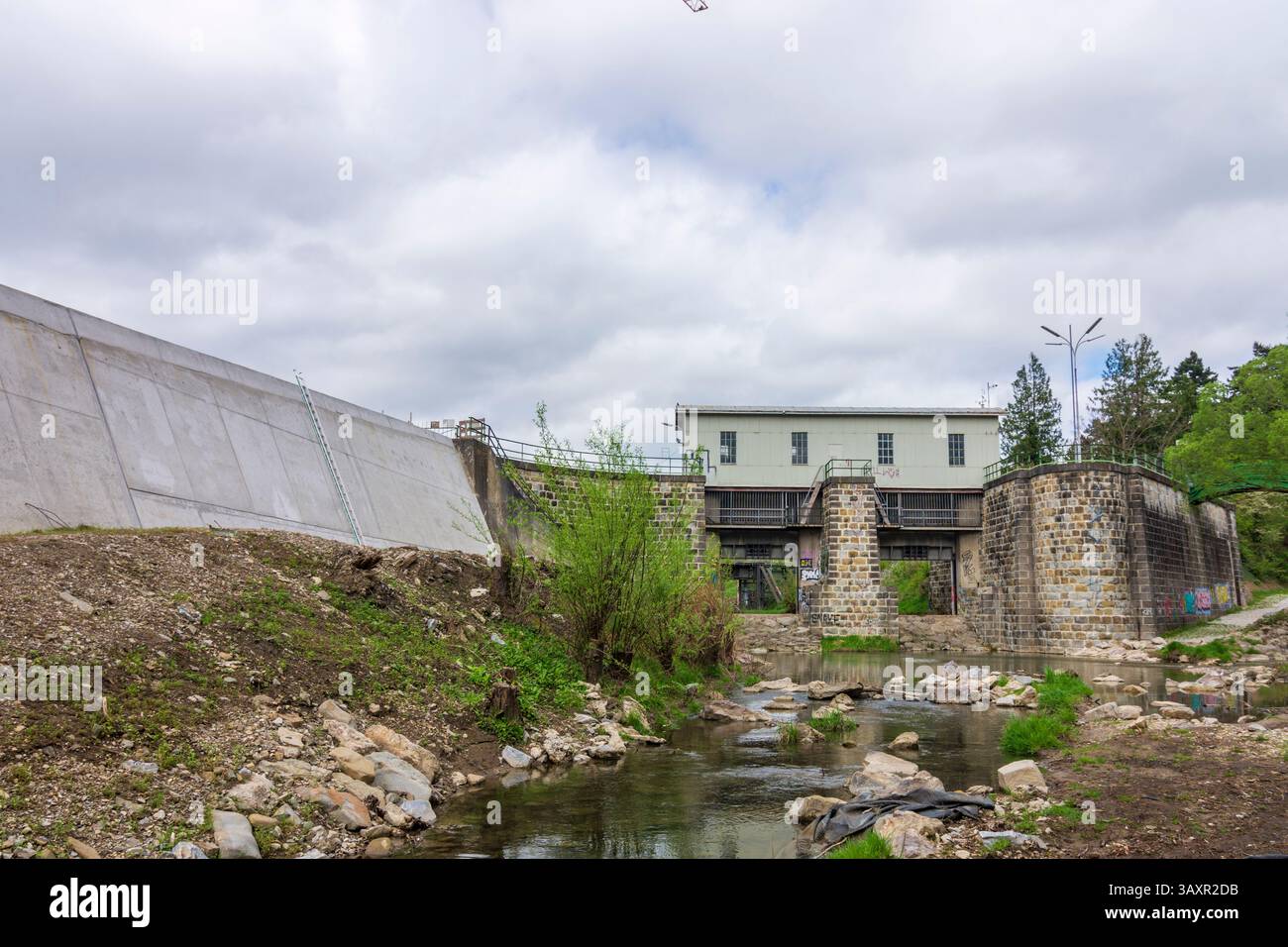 Vienna: outlet of Auhof retention basin of river Wien (Wienfluss) in 14 ...