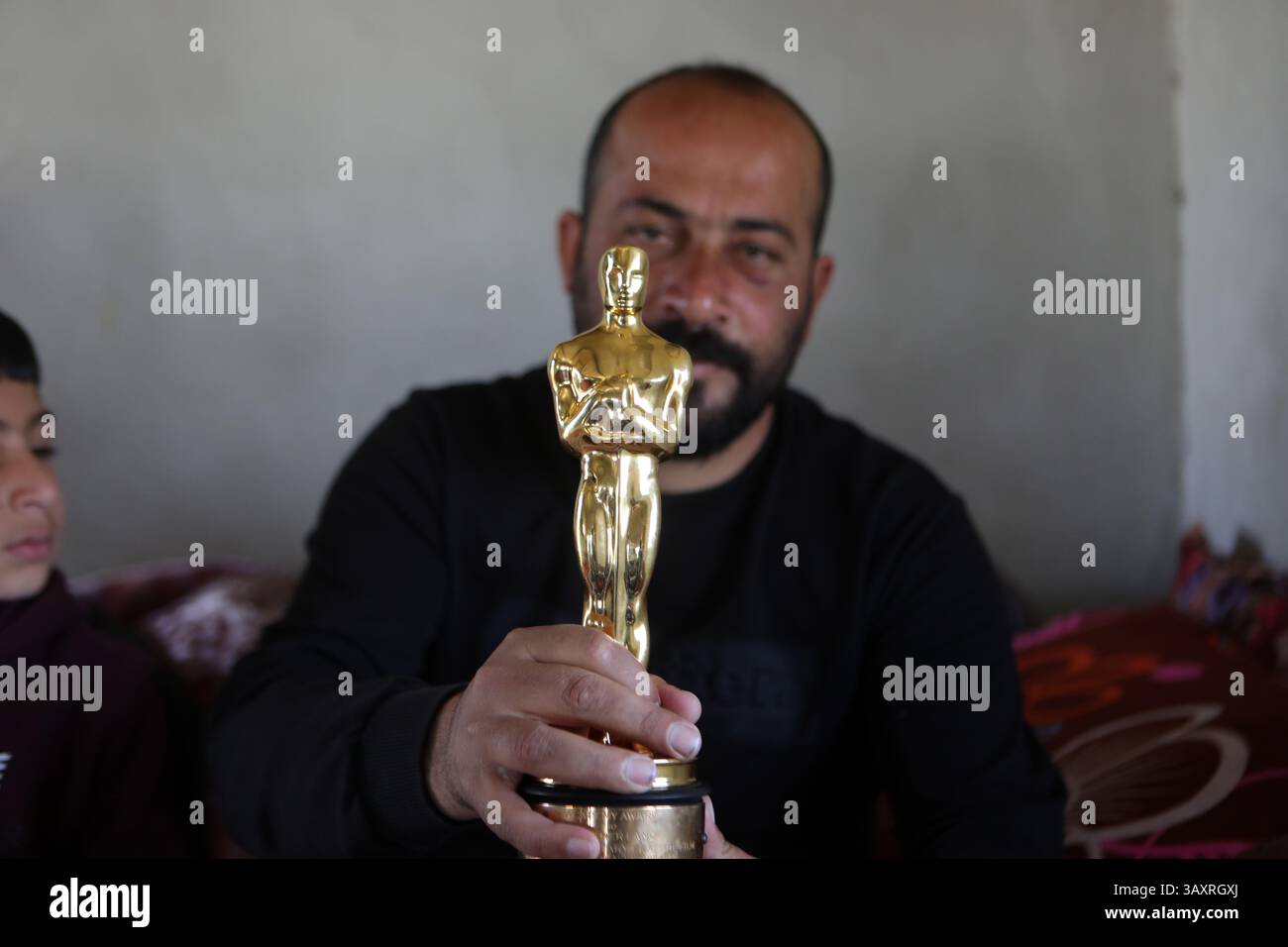 (250421) -- HEBRON, April 21, 2025 (Xinhua) -- Palestinian filmmaker ...