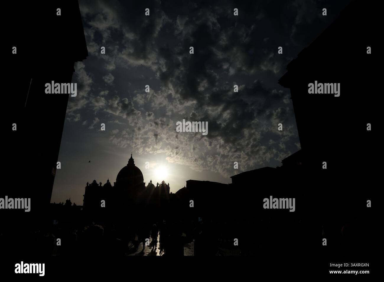 Rome, Italy. 21st Apr, 2025. Vatican City, Italy 21.04.2025: St. Peter ...