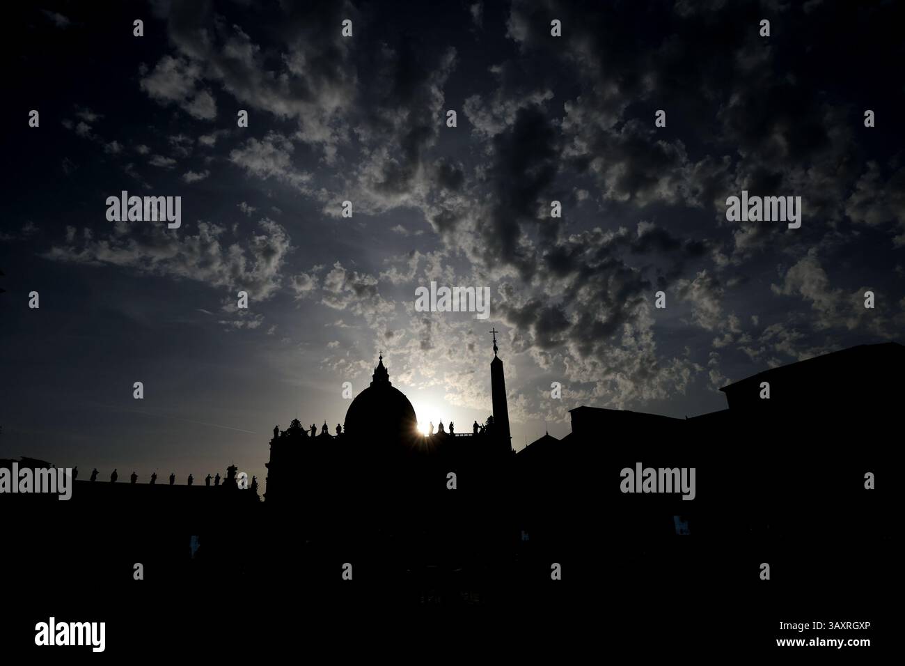 Rome, Italy. 21st Apr, 2025. Vatican City, Italy 21.04.2025: St. Peter ...