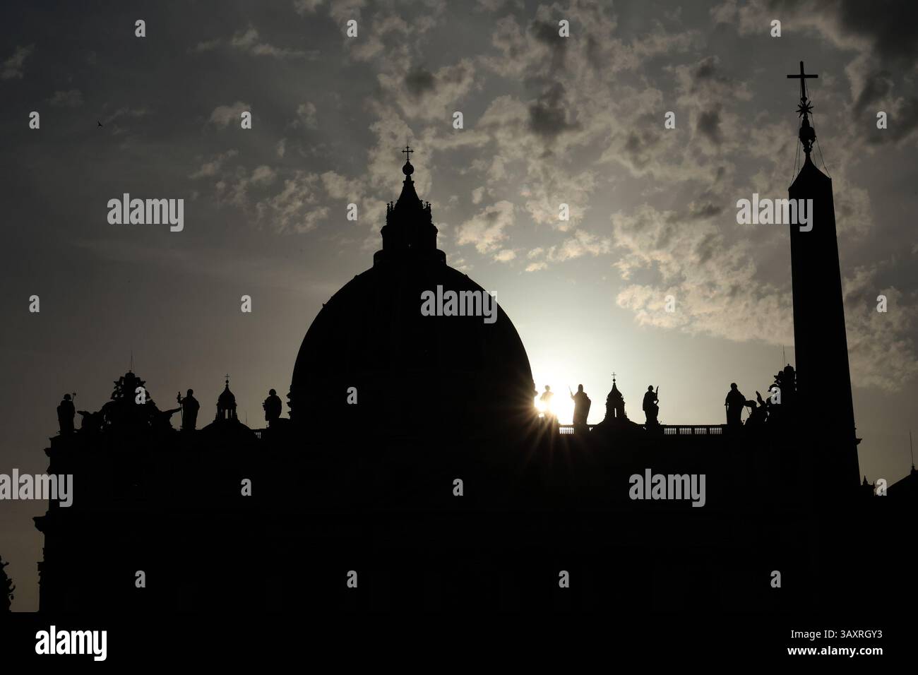 Rome, Italy. 21st Apr, 2025. Vatican City, Italy 21.04.2025: St. Peter ...