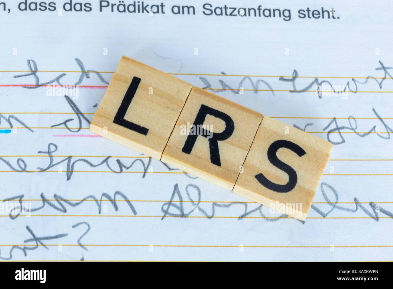 LRS Symbolbild: Auf der unleserlichen Schrift im Heft eines ...