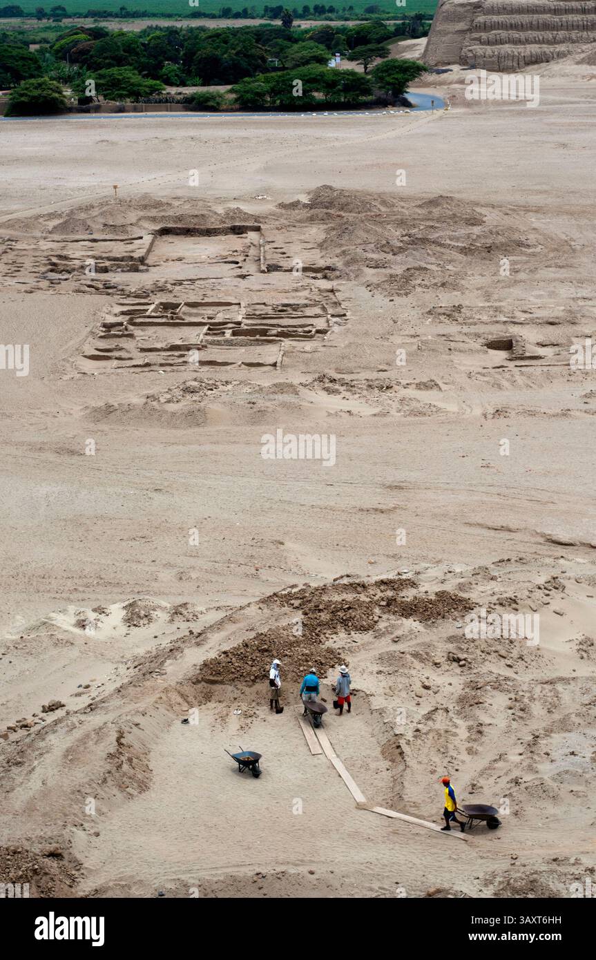 Moche pyramid brick hi-res stock photography and images - Alamy