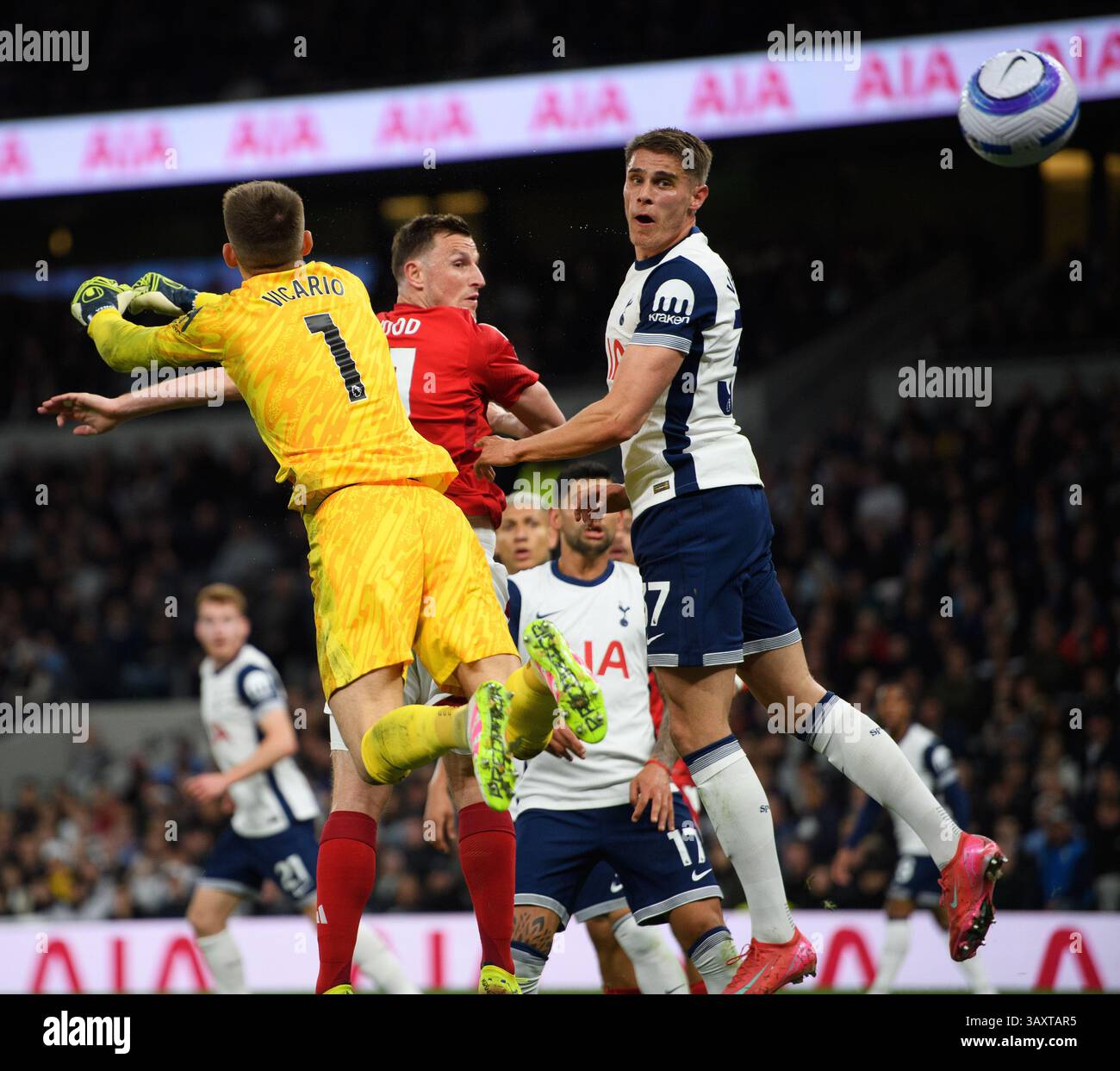 Chris wood nottingham forest 2025 hi-res stock photography and images ...
