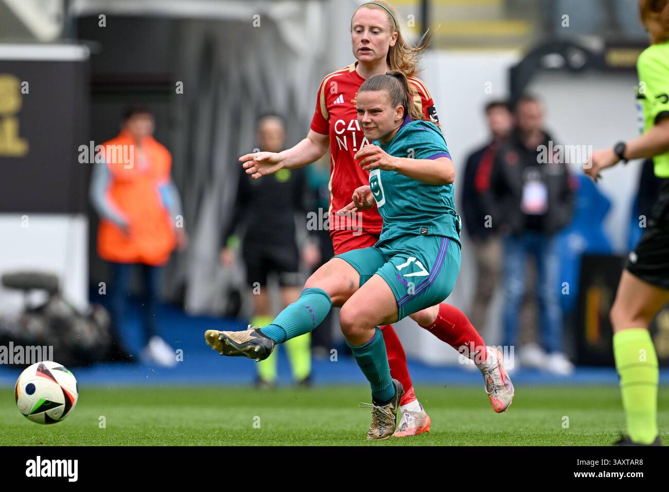 Leuven, Belgium. 21st Apr, 2025. Amber Barrett (9) of Standard pictured defending on Karlijn ...