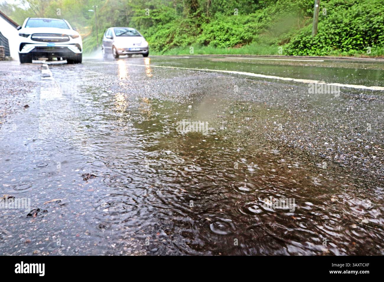Kanalisation an Straßen Regenwasser fließt durch den Rinnstein bei ...