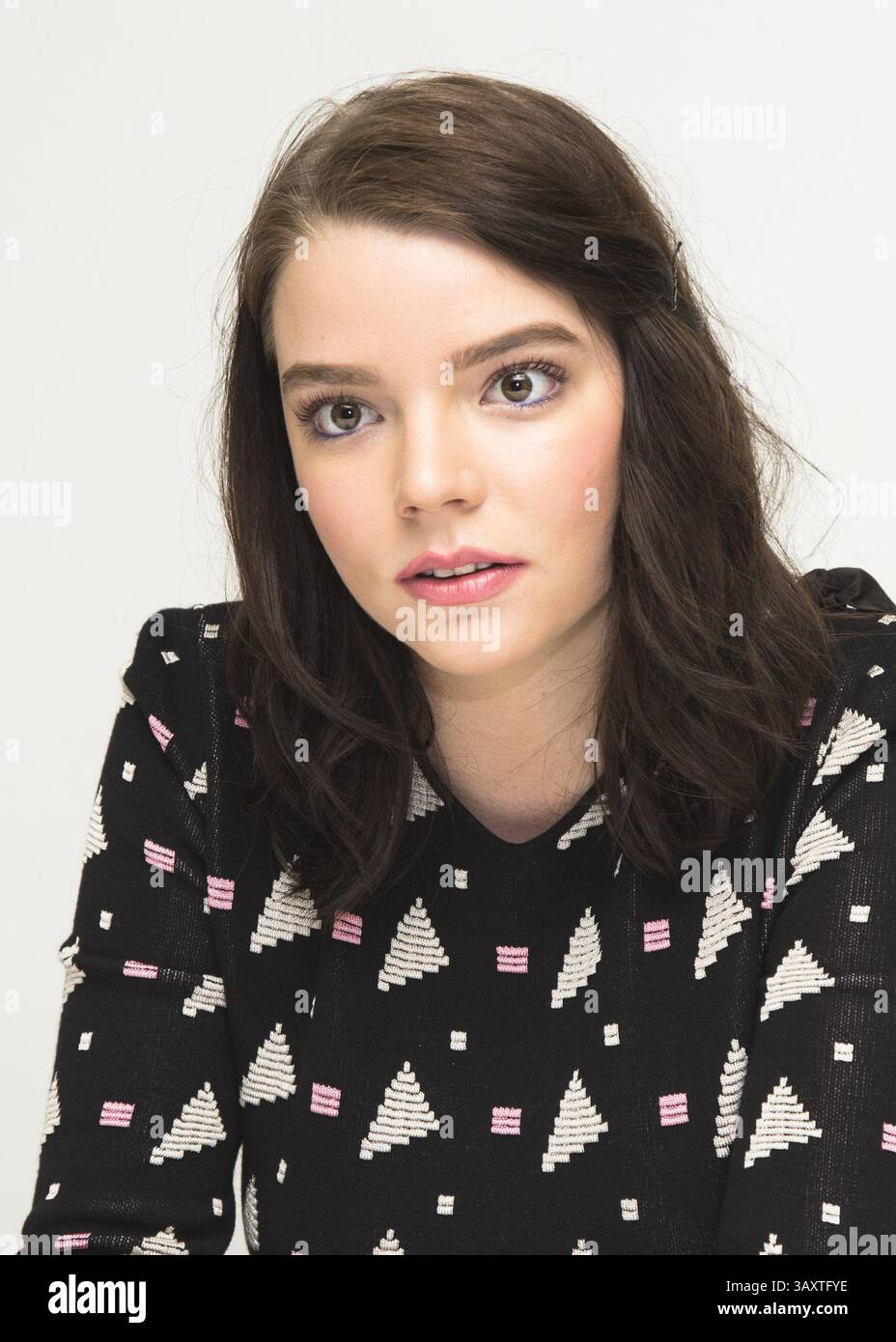The witch anya taylor joy hi-res stock photography and images - Alamy