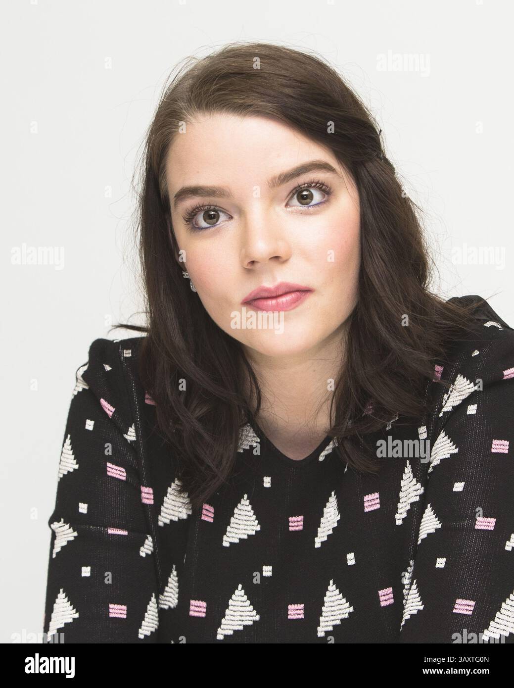 November 16, 2016 - Hollywood, California, U.S. - ANYA TAYLOR-JOY ...