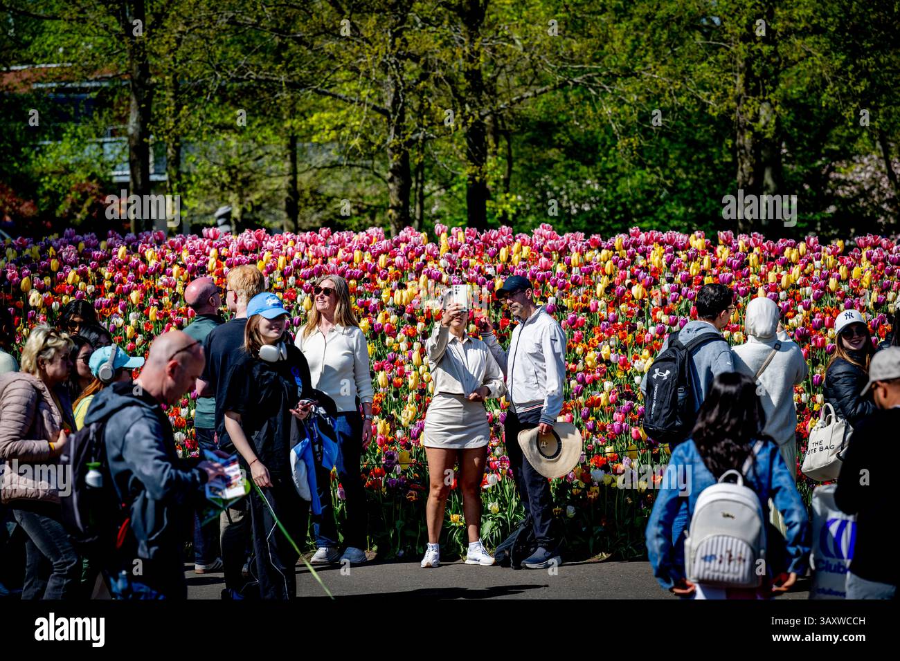 LISSE - Crowds in the Keukenhof during Easter Sunday with tourists ...