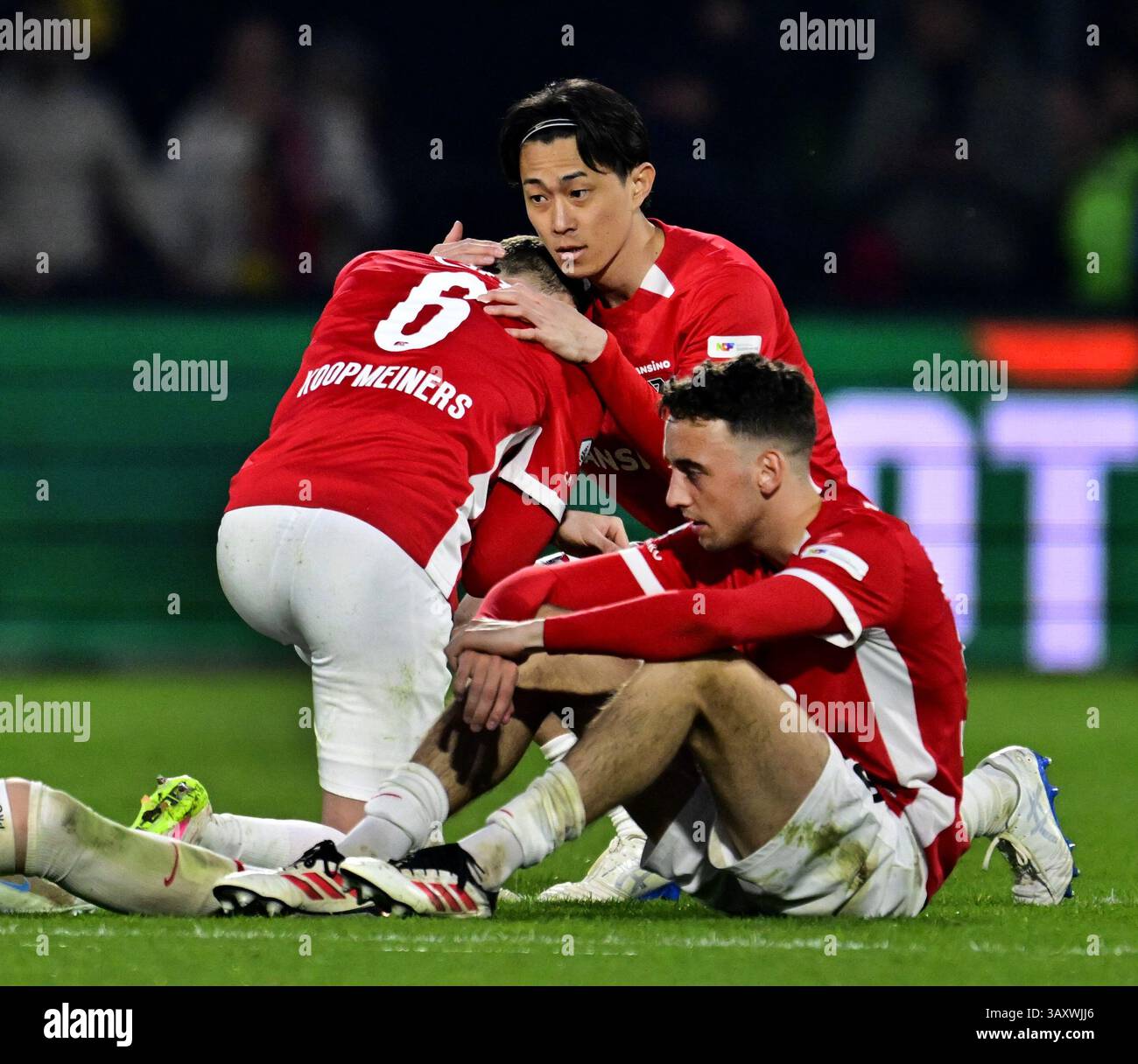 ROTTERDAM - Seiya Maikuma of AZ consoles Peer Koopmeiners, Mayckel ...