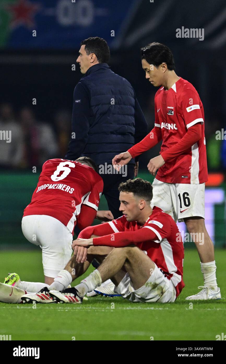 ROTTERDAM - Seiya Maikuma of AZ consoles Peer Koopmeiners, Mayckel ...