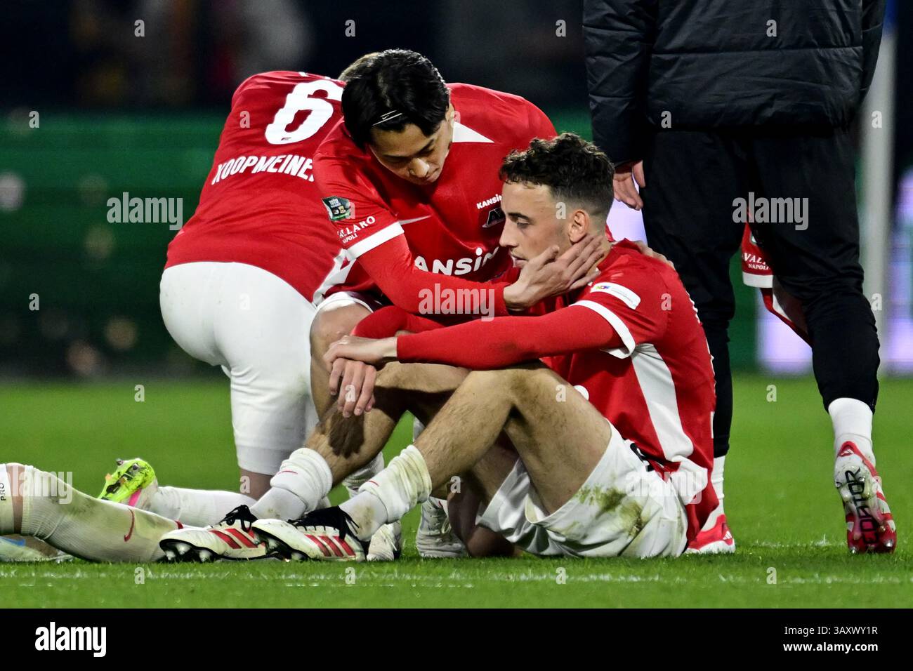 ROTTERDAM - Seiya Maikuma of AZ consoles Peer Koopmeiners, Mayckel ...